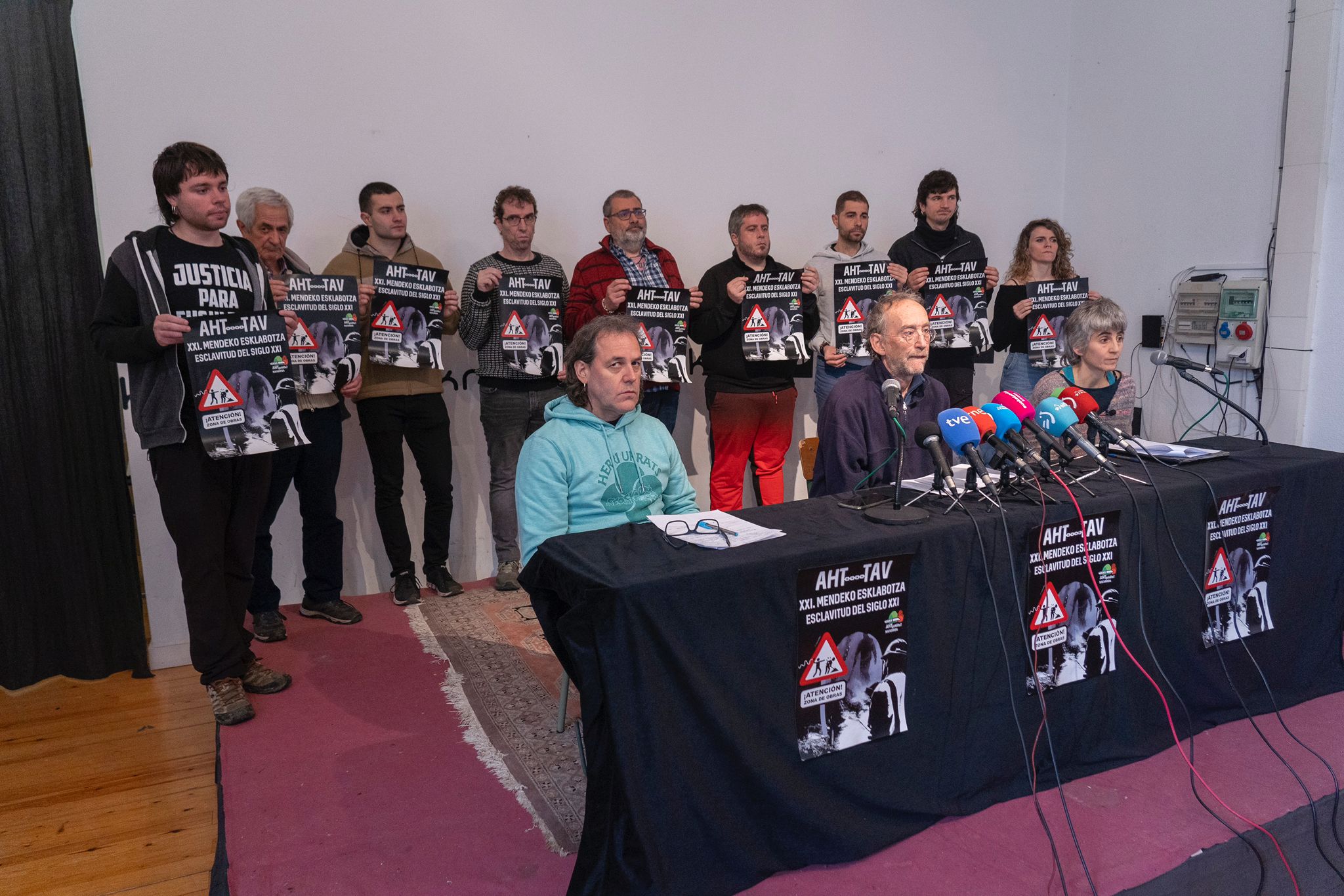 AHTaren obretako esklabotza salatu dute | Actualidad | Gedar