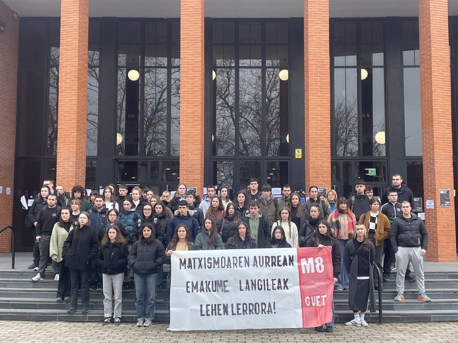 Gasteizko Letren Fakultateko ikasleak borrokan, erasotzaileen ...