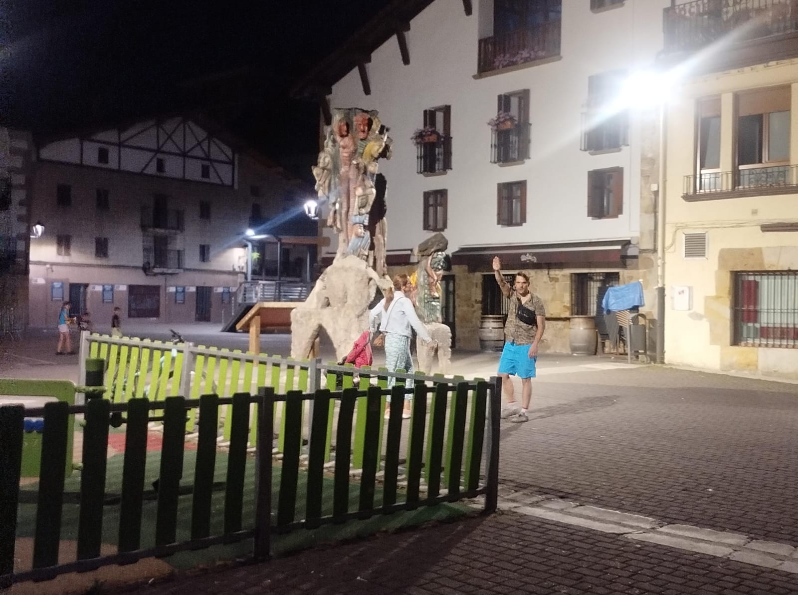 Altsasun, pertsona bat oihu eta keinu naziak egiten aritu da bart ...