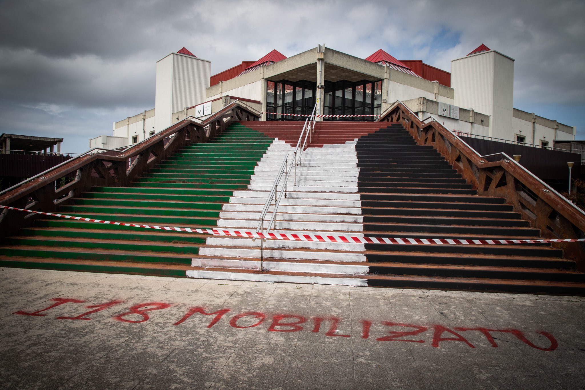 Leioako Aula Magnako eskailerak Palestinako koloreekin margotu ditu IAk ...